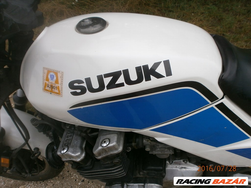 SUZUKI GS 700 E-RŐL:22929 KM-T HASZNÁLT GYÁRI FÉNYEZÉSŰ TANK ...