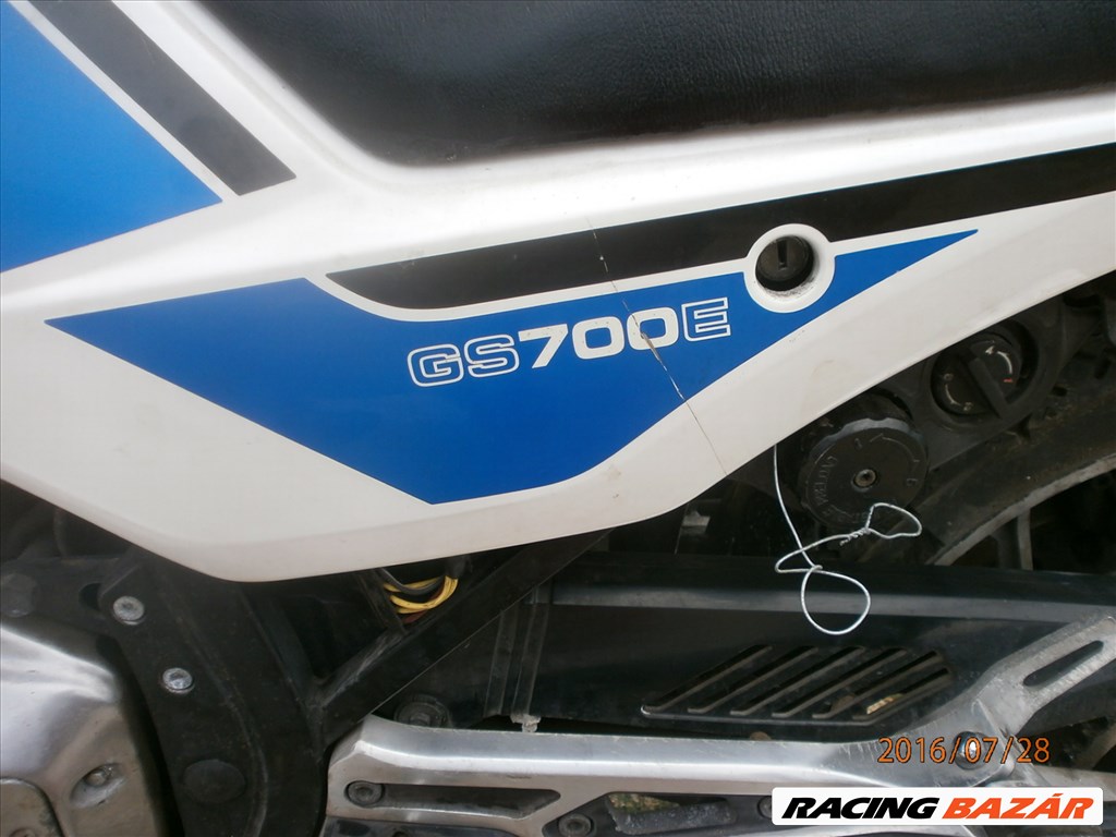 SUZUKI GS 700 E-RŐL:22929 KM-T HASZNÁLT GYÁRI FÉNYEZÉSŰ TANK ...