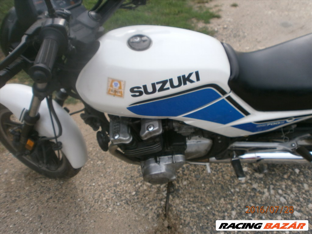 SUZUKI GS 700 E-RŐL:22929 KM-T HASZNÁLT GYÁRI FÉNYEZÉSŰ TANK ...