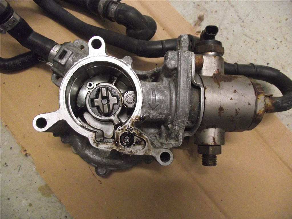 Audi A4 B8 2.0 TFSI benzinpumpa vákumpumpa 06j145100 | Racingbazar.hu